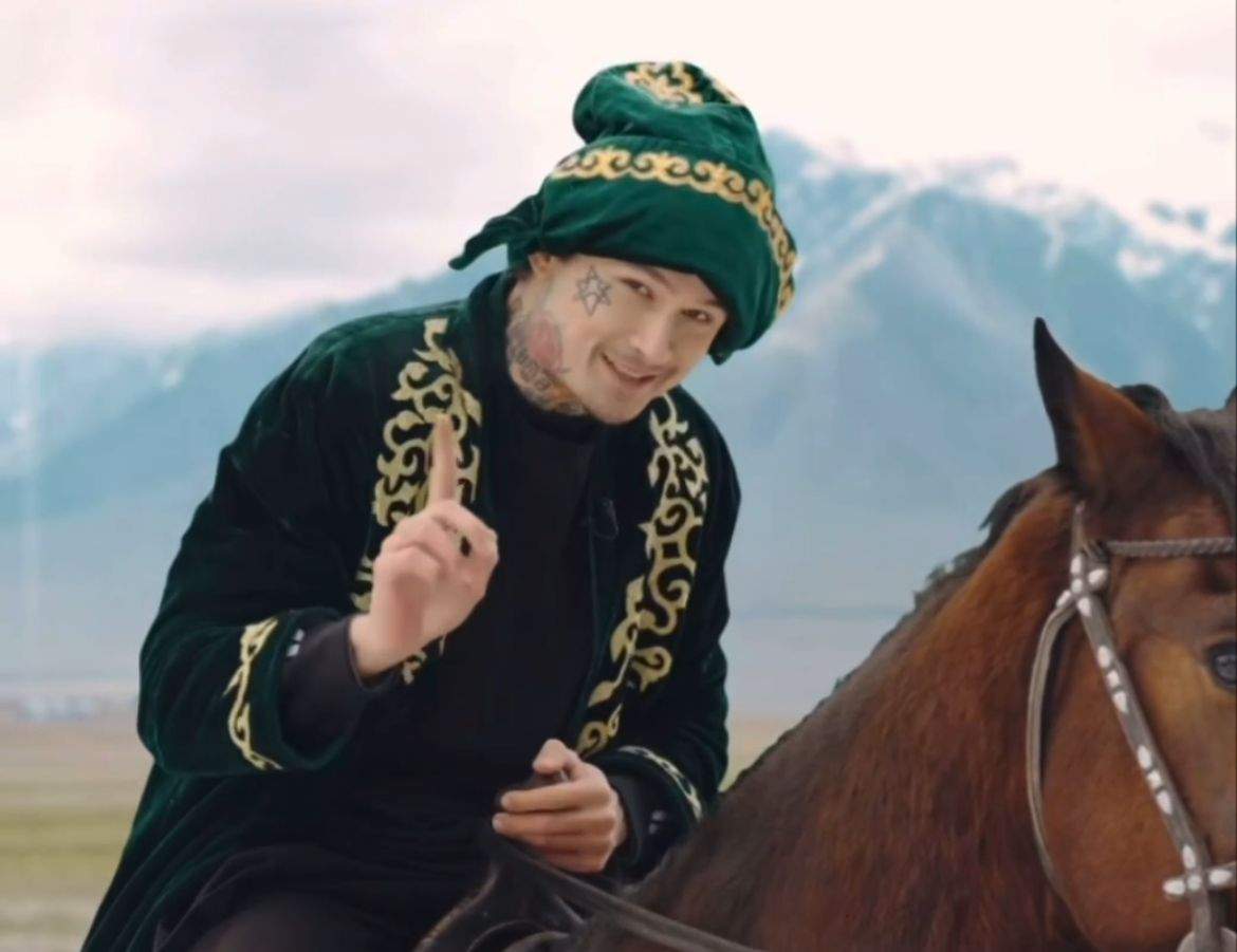 Моргенштерн шапан киіп, қазақша сөйледі (видео)